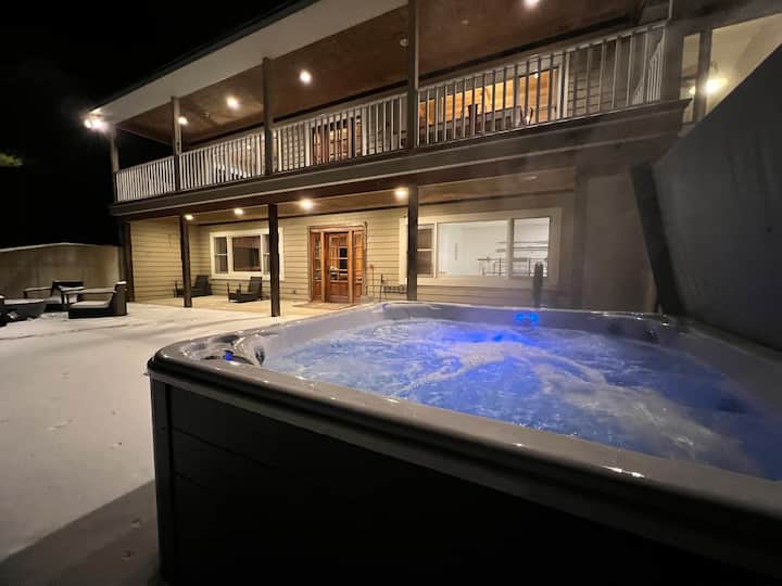 Luxury Lakeside Lodge, Pier, Hot Tub, Sandy Beach - Spring Lake, WI
