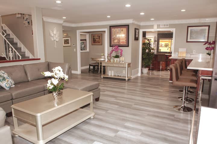 New Disney/huntington/knott's Home For 20 People - Newport Beach, CA