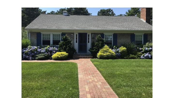 Lovely Cape Cottage Home < 1 Mile To The Beach! - Chatham, MA