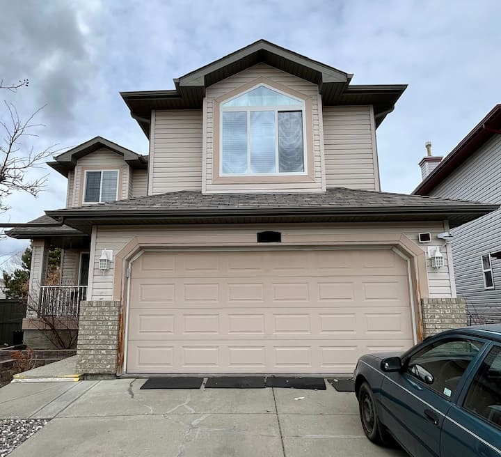Cozy 2-storey Hampton Residential House - Edmonton