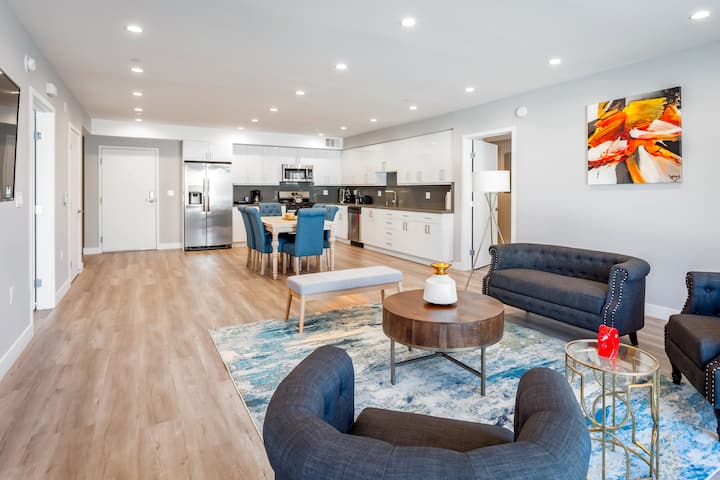 Hollywood Spacious 2br Condo + Private Parking - Los Angeles, CA