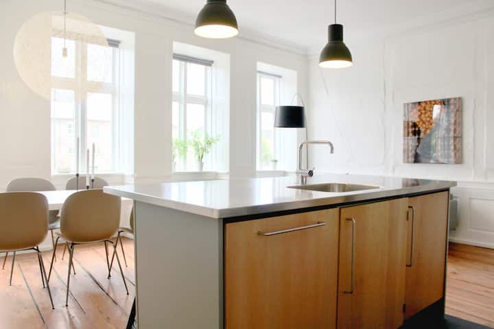 Bright City Centre Apartment · Canalfront View - Copenhagen