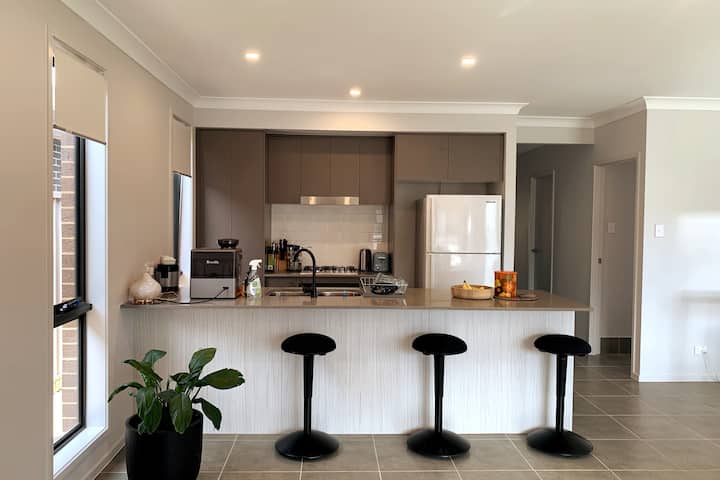 Delightful Austral Stay With A/c & Study - Sydney