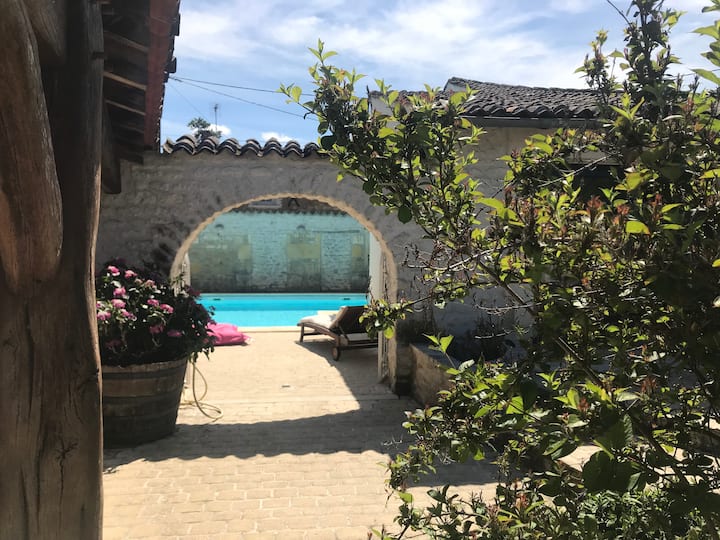 Très Grande Maison Chaleureuse Avec Piscine - Charente