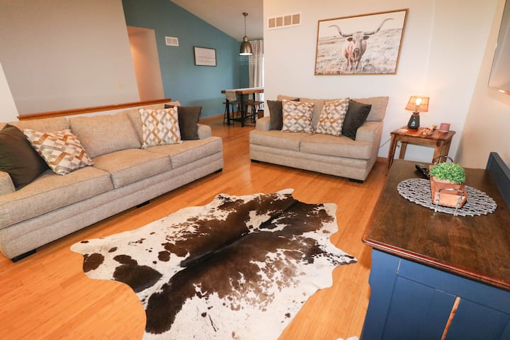 5 Bedroom Lincoln Home 10 Minutes From Downtown - Pawnee State Recreation Area, Lincoln