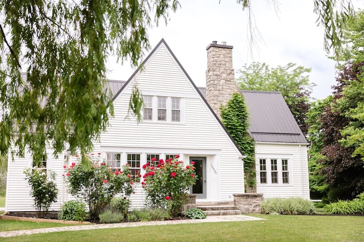 Waterfront Niagara-on-the-lake Vineyard Farmhouse - Niagara-on-the-Lake