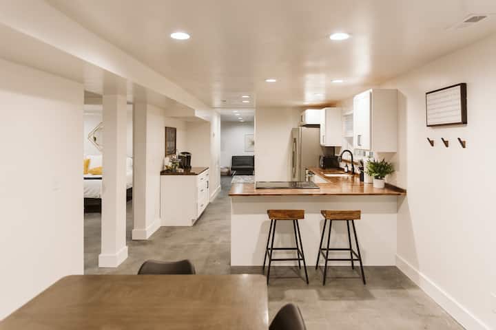 2 Kings | Sleeps 7 | In Town | Mid-century Flat - Cleveland, TN
