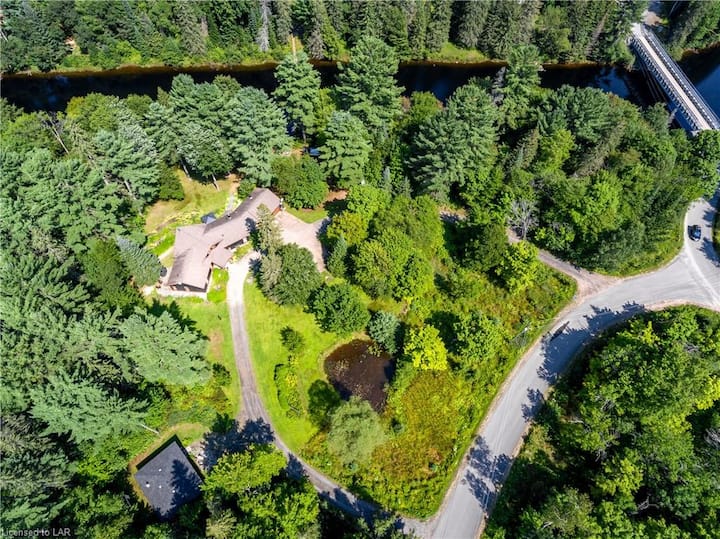 Muskoka River Oasis On A Private 3 Acre Property - Huntsville