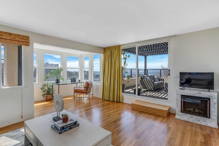 Panoramic Bay Views | Private Deck Bankers Hill - San Diego, CA