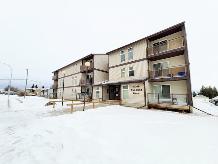 Secret 2 Bedroom, 1 Bathroom Central Apartment - Fort St. John
