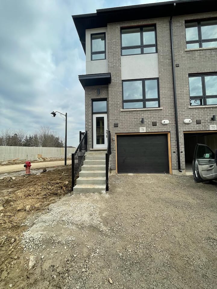 Cheerful 3 Bedroom Townhouse With Free Parking - Brantford
