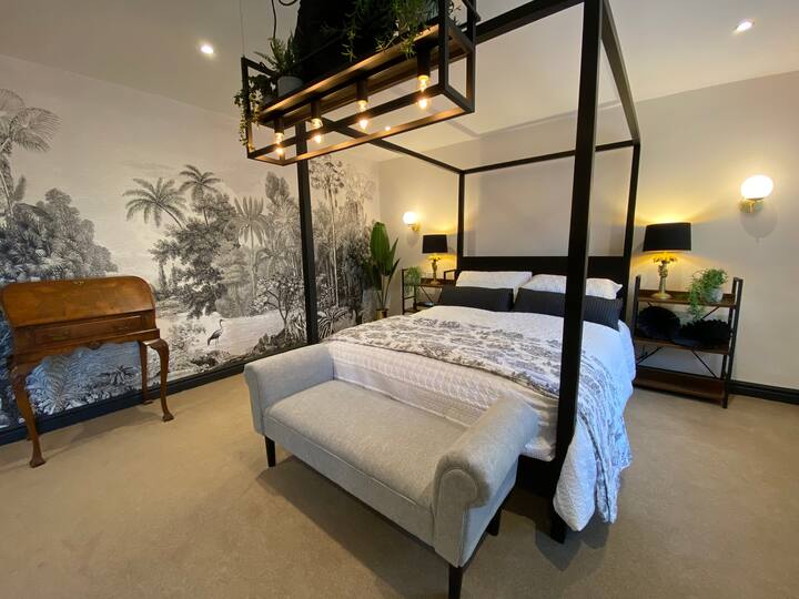 Luxurious, Large Village Hideaway By The Bridge - Macclesfield, UK