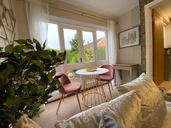 Bijoux Apartment In The Heart Of Prestbury Village - Macclesfield