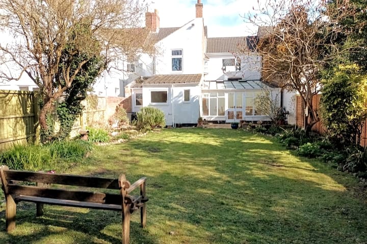 Four Bedroom House With Double Garage And Garden. - Swindon