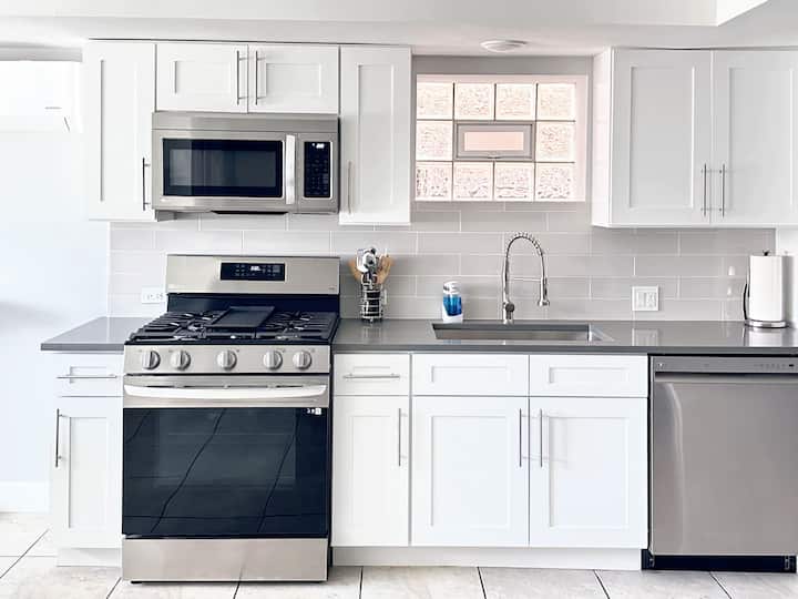 Modern 2 King Br Apt, Relax In Style! - Chicago, IL