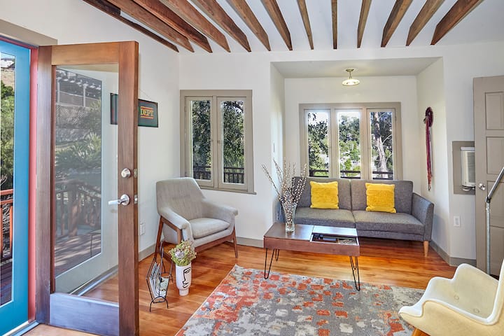 Private Guest House With Highland Park Hills Views - Pasadena, CA