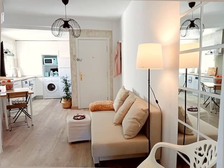 2bdr + 1 Salon. Bonito Y Práctico Apartamento. - Sevilla, España