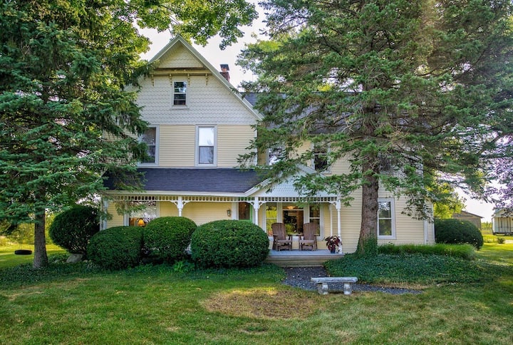 Cheerful Farmhouse Near Saugatuck & 5 Min To Beach - Saugatuck, MI