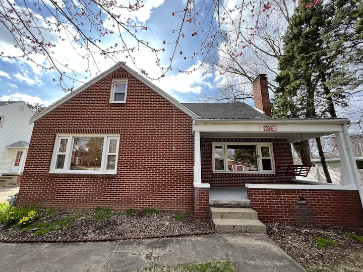 Old Champaign: 
A Pilots’ Retreat. No Cleaning Fee - Champaign, IL