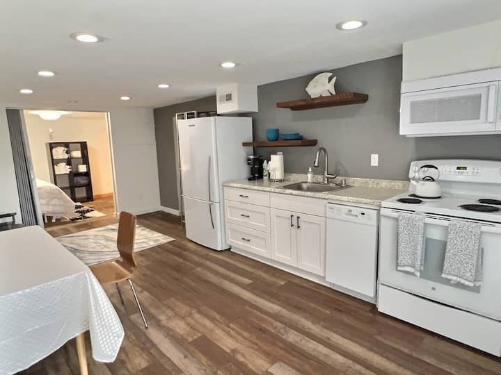 Full Kitchen W/ Free Parking And Patio Deck - Seattle, WA