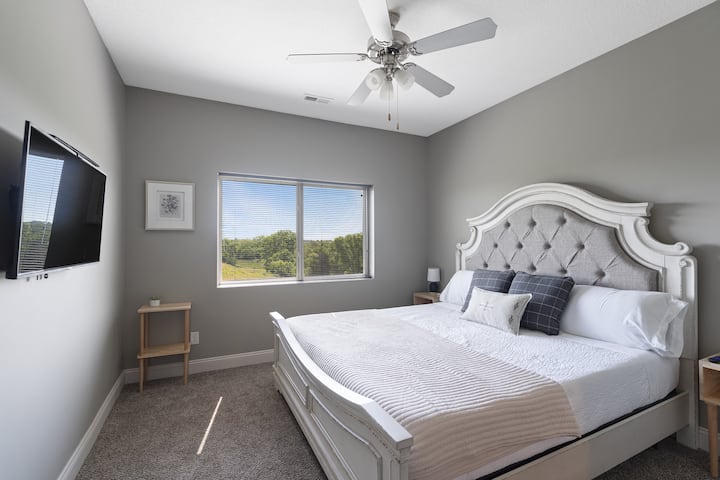 Lambent Valley Views Sunrise Serenity W/amenities - West Des Moines, IA