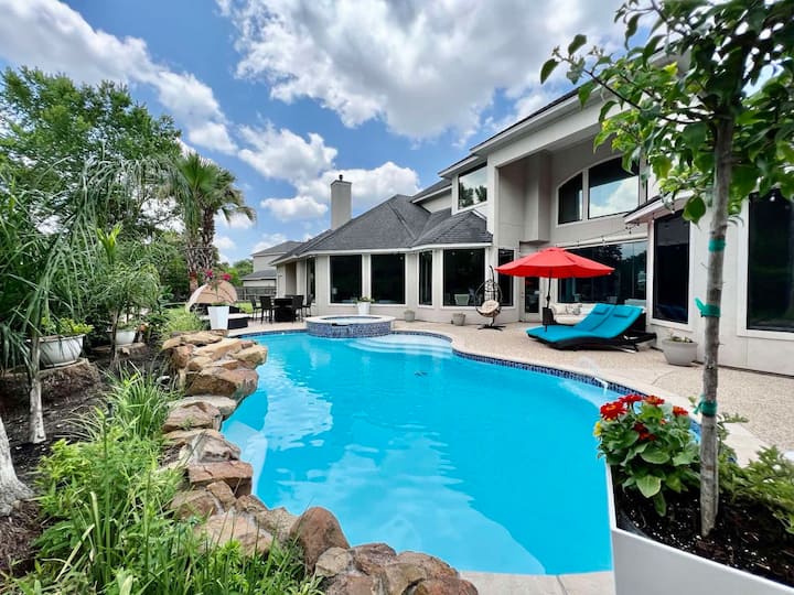 Tropical Private Villa With Pool, Modern Decor. - Houston, TX