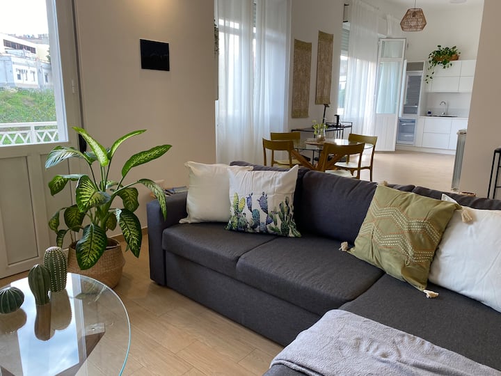 Charmant Appartement De Trois Pièces Avec Balcon - Кальяри