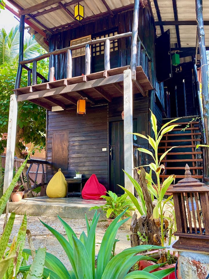 Bungalow Nr. 4, Fan Room, Balcony - Ko Lanta District