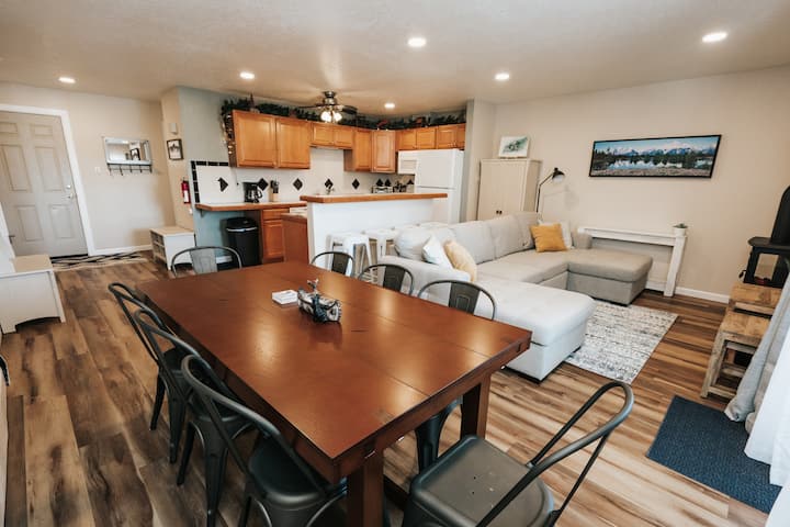 Top Floor Condo W/hot Tub: Eats, Seats, & Sleeps 8 - Frisco, CO