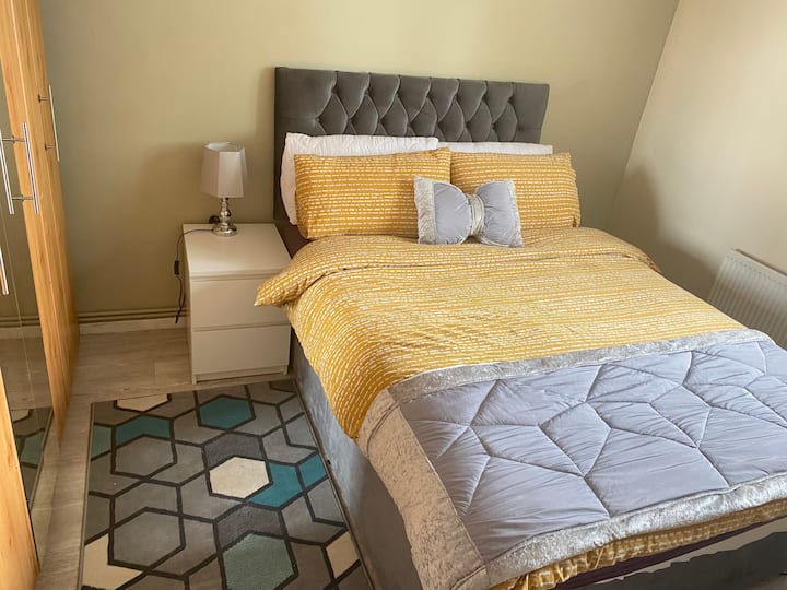 Spacious- Modern Flat In South-east - Free Parking - 