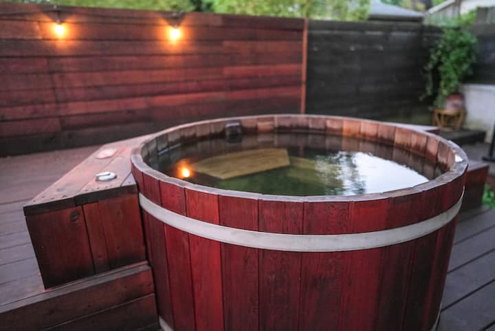 Zen Escape: King Bed, Hot Tub, Private Yard - Portland, OR