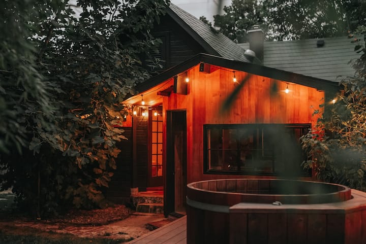 Zen Escape: King Bed, Hot Tub, Private Yard - Richmond - Portland