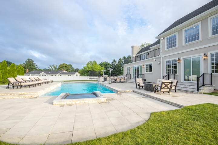 Luxury Melville Mansion W/ Pool & Indoor Court - Woodbury, NY