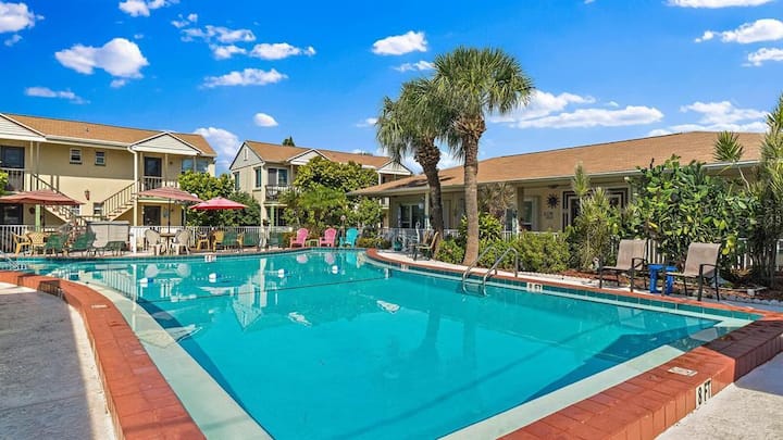 Beach Cottage, 30 Second Walk To The Sand ! - Madeira Beach, FL