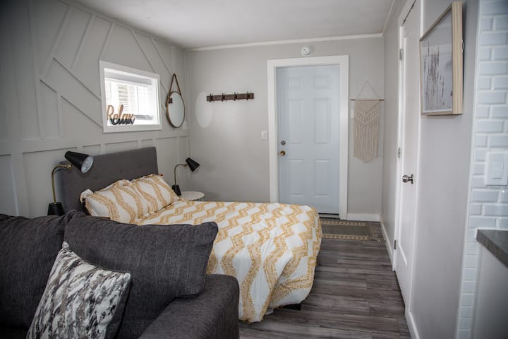 "The Old Garage"  Cozy And Bright All In One. - Greater Sudbury