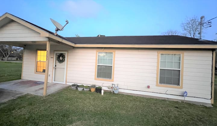 Quaint Comfy Three Bedroom Large Yard - Markham, TX