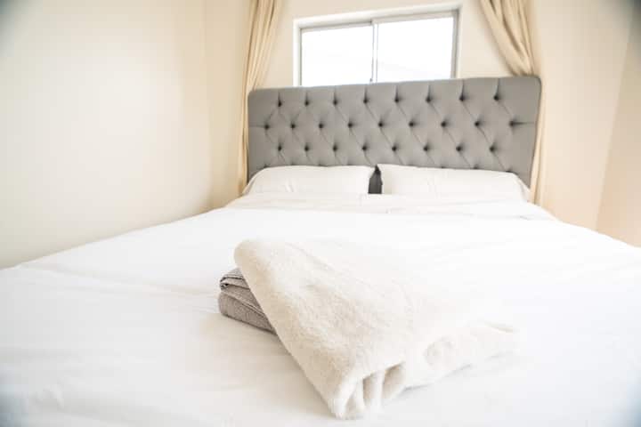 Bright & Comfortable 2-br W/ Views In Santa Monica - Santa Monica, CA