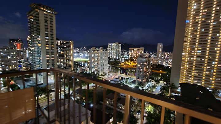 Private Corner Unit With Beautiful Night View ! - Honolulu, HI