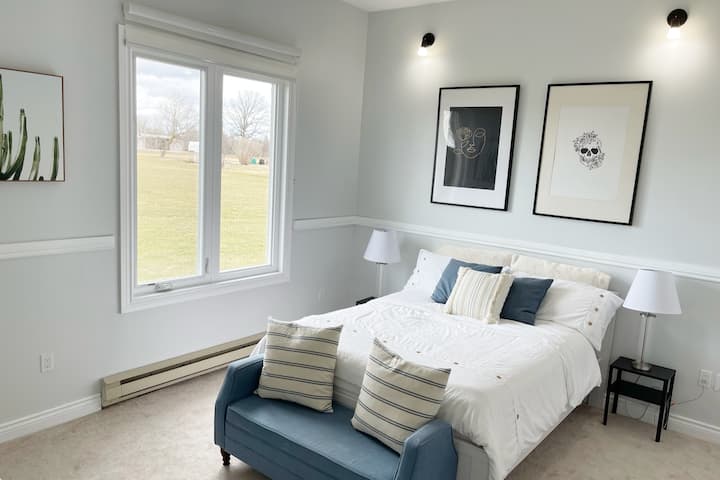 Grand Coach House In The Country 2 Bedroom - Oakville