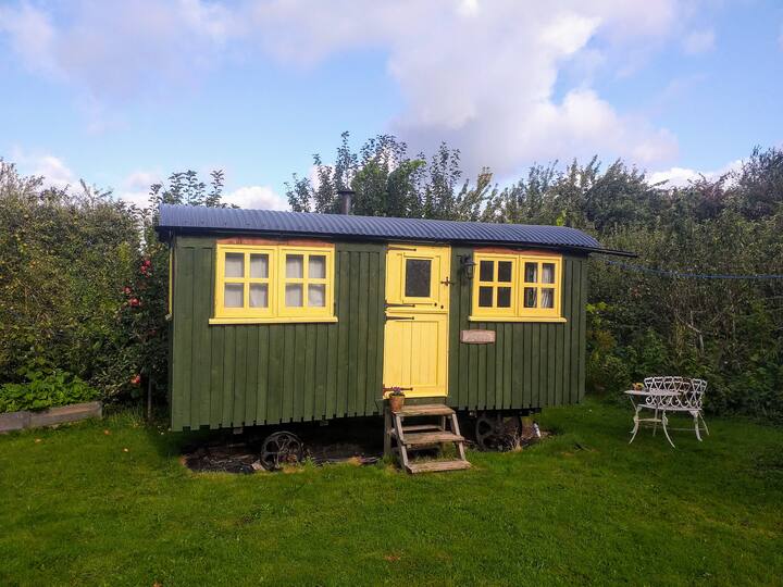 2-bed Shepherd's Hut Suitable For Couple & Child - Hay-on-Wye
