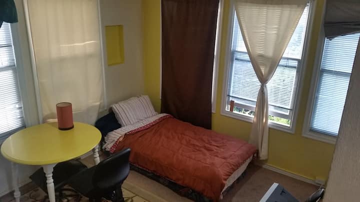 April - Sept - Sunny Furnished Room Ucsf - San Francisco, CA