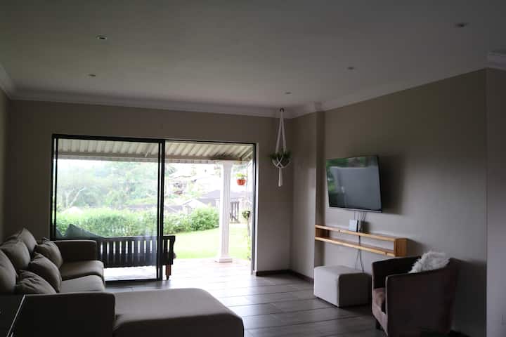 Modern 2 Bedroom Townhouse Close To Beaches. - Amanzimtoti