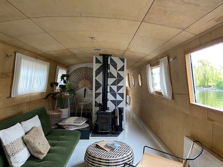 Stylish One Bed Wide Beam Boat In Central London -