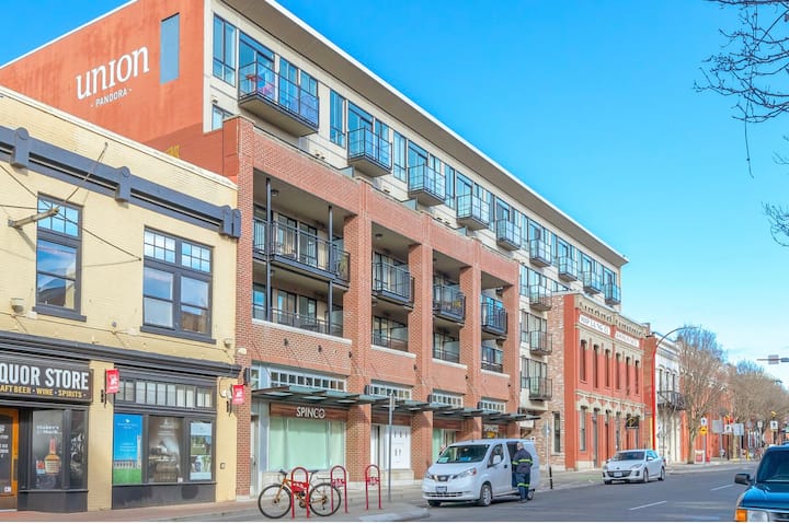 Victoria's Finest: Modern 1-bedroom Retreat - Oak Bay