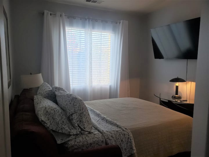 Walk To Festival!  Private Ac Room Queen Bed - Indio, CA
