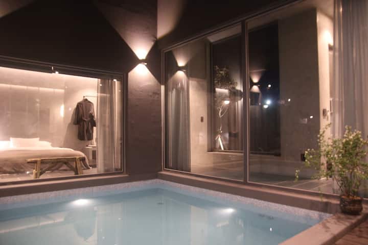 [스테이 무] 함덕 해변근처
온수풀, 야외욕조 까지 완비된 감성숙소 - Jeju-si