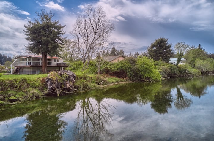 Riverfront Cottage With Hot Tub 1/4 Mi From Beach - Brookings, OR