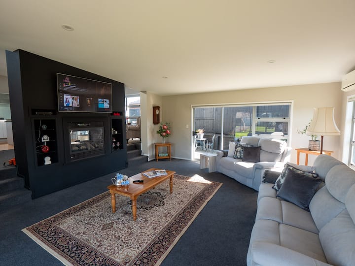 Cozy 1-bedroom, Comfortable Outdoor Dining Area. - Katikati