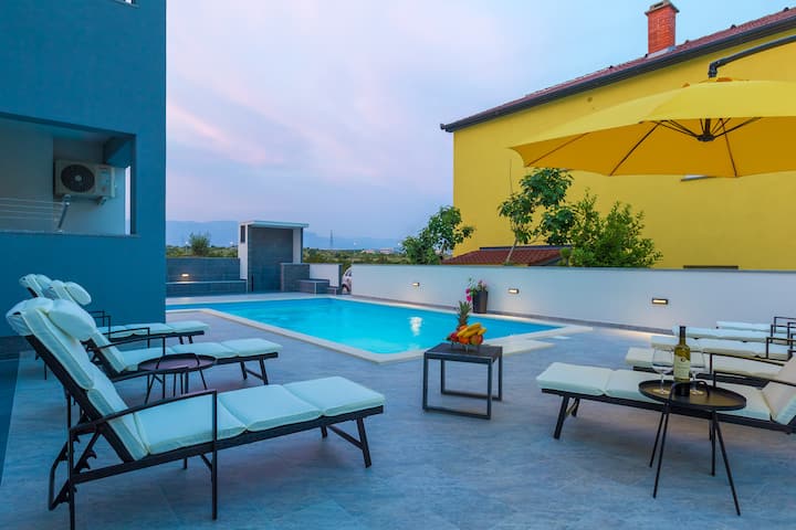 Lucky Luke Apartments For 8 With Pool - Karlobag