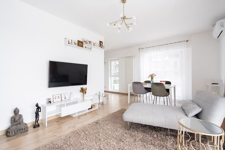 Lovely 2-bedroom Condo With Free Parking On-site - Bucharest